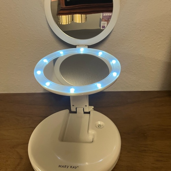 Mary Kay | Accessories | Mary Kay Illuminated Vanity Mirror With Led ...
